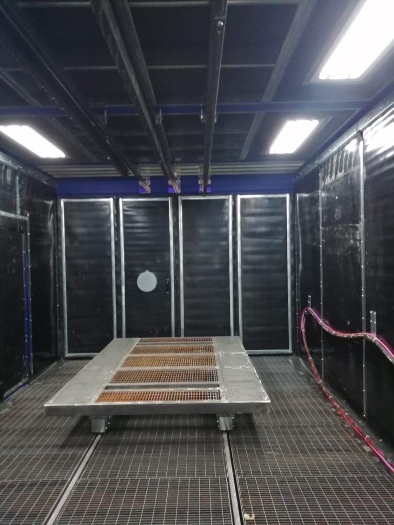 Shot blasting booth with a total recovery system of the abrasive ...
