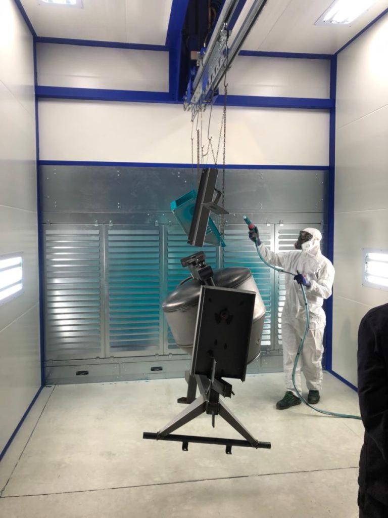 Coating system with integrated lift station inside the spray booth